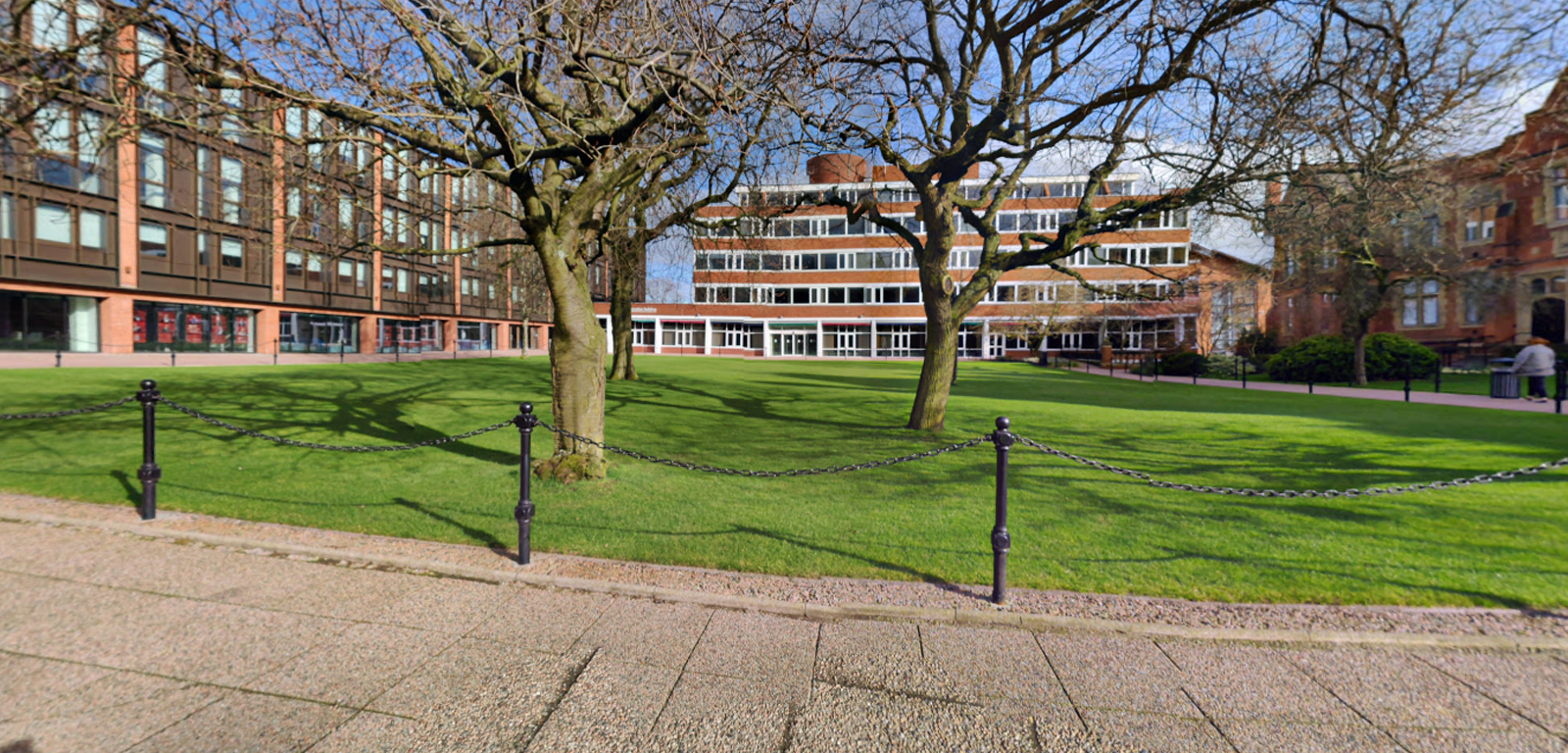 Đại học Queen's Belfast - ApplyZones